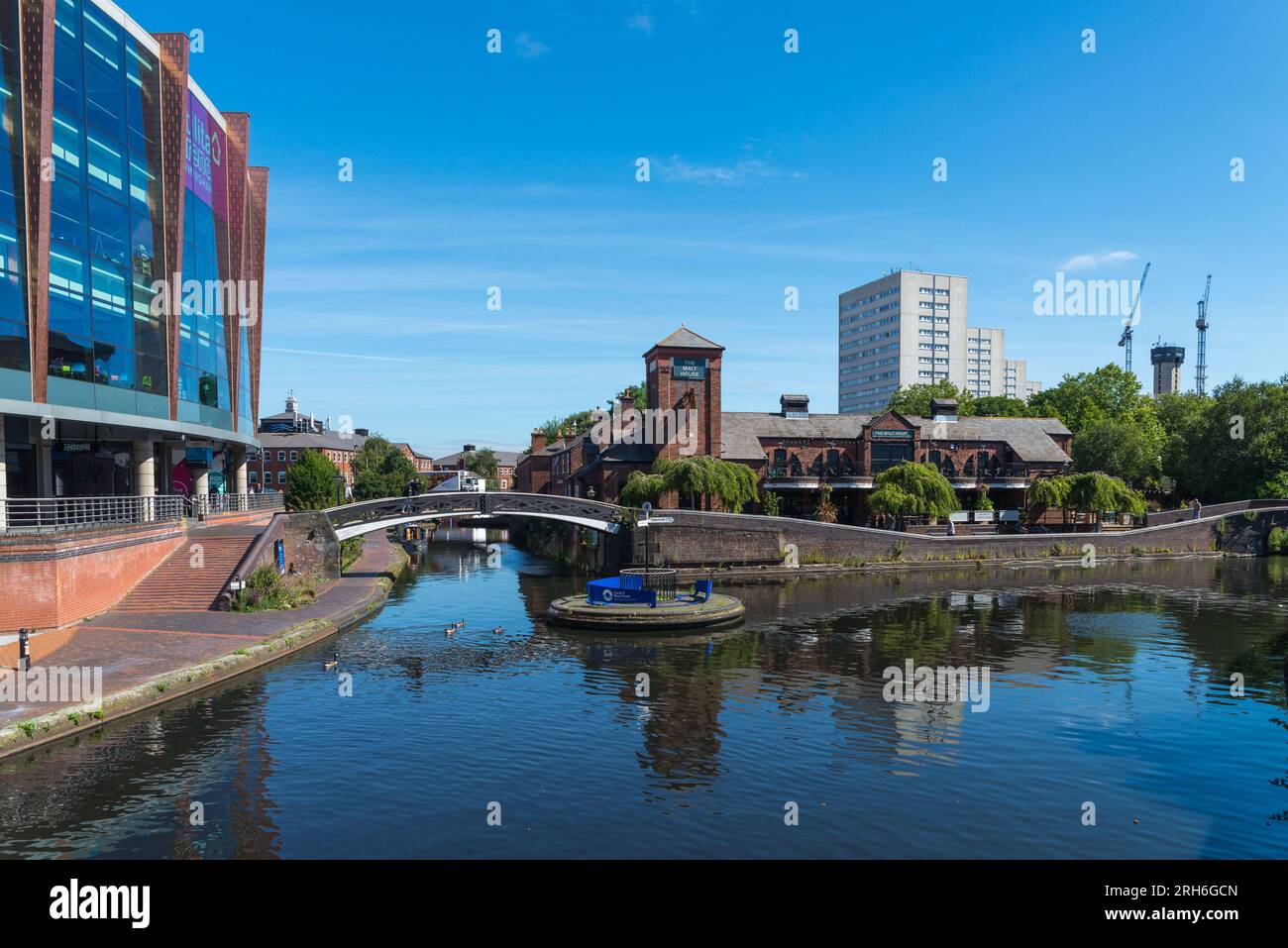 Canal running through city uk hi-res stock photography and images - Alamy