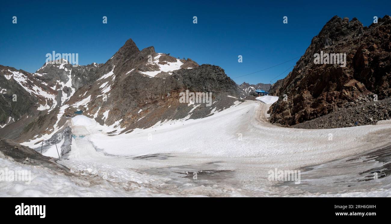 Panorama looking towards the Eisjoch and the Stubai Wild Spitze ...