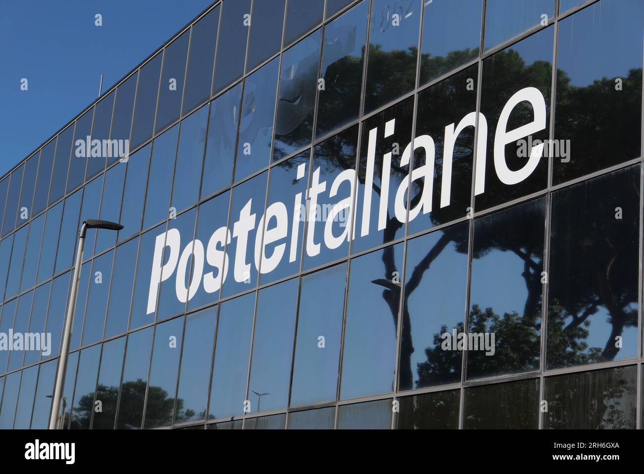 Poste italiane hi-res stock photography and images - Alamy
