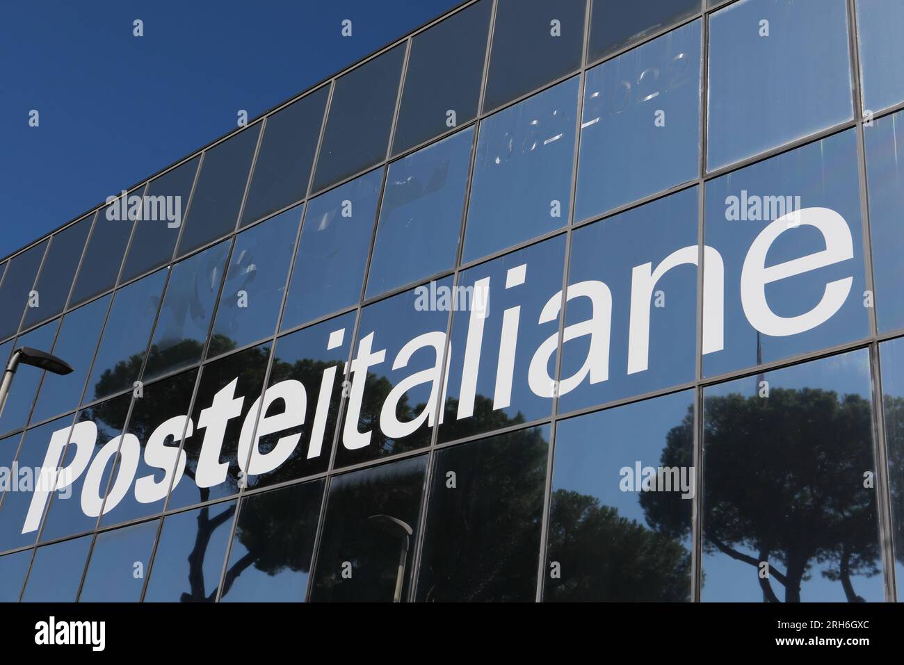 Poste italiane hi-res stock photography and images - Alamy