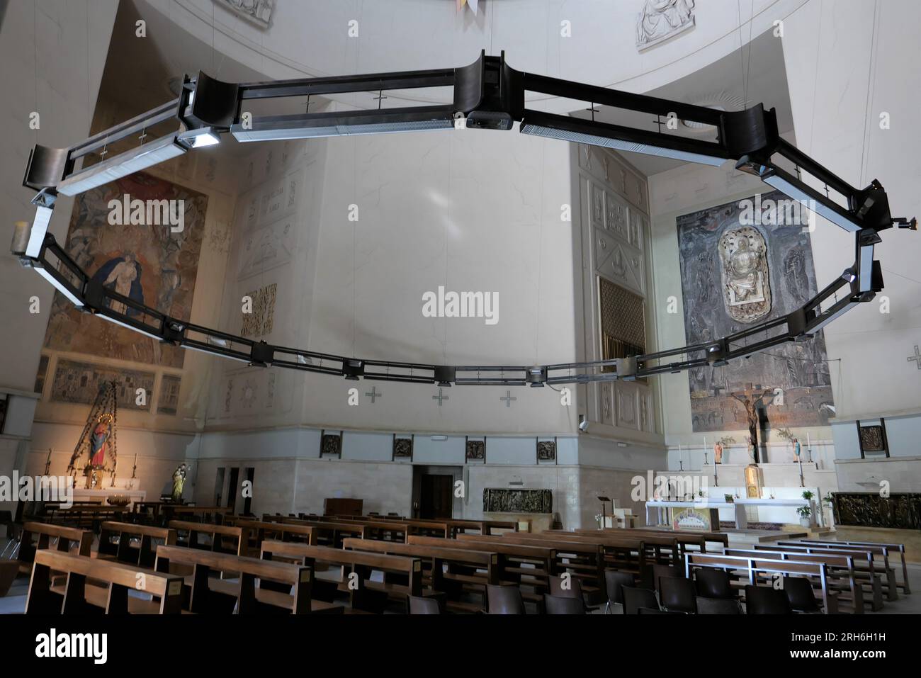 Single nave hi-res stock photography and images - Alamy