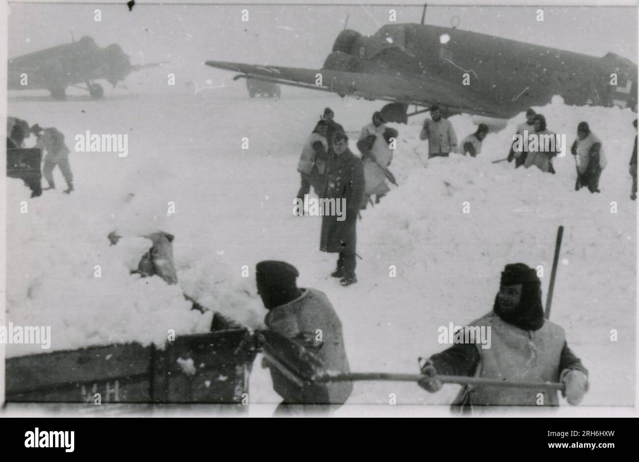SS Photographer, Geyk (Russia) Winter scenes - digging vehicles out of ...