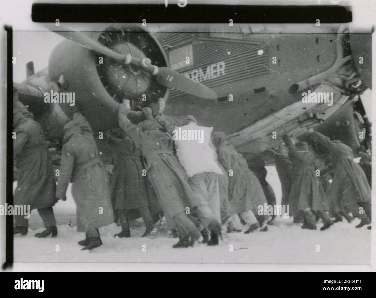 SS Photographer, Geyk (Russia) Winter scenes - digging vehicles out of ...