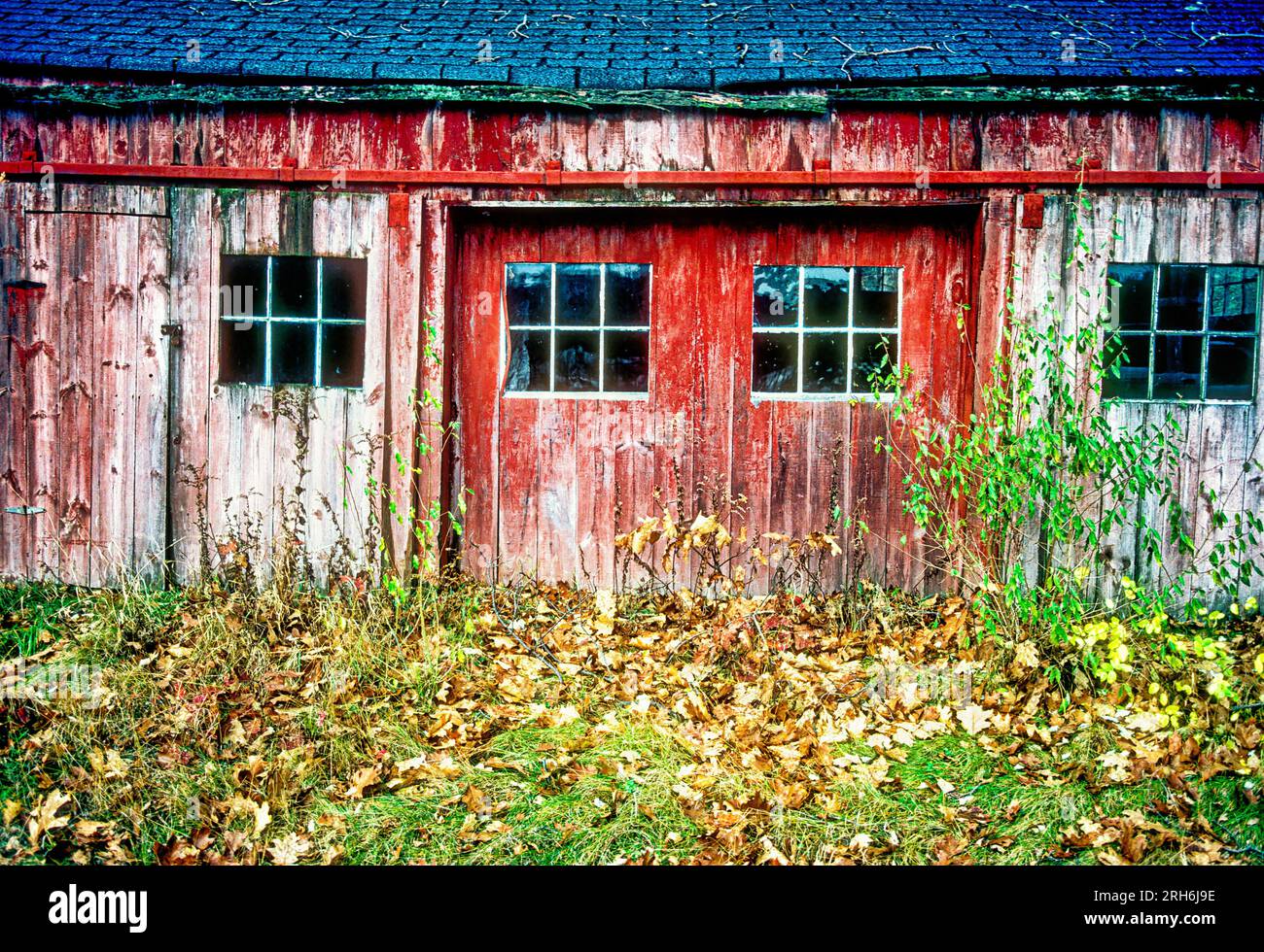 An old barn with peeling red paint Stock Photo - Alamy