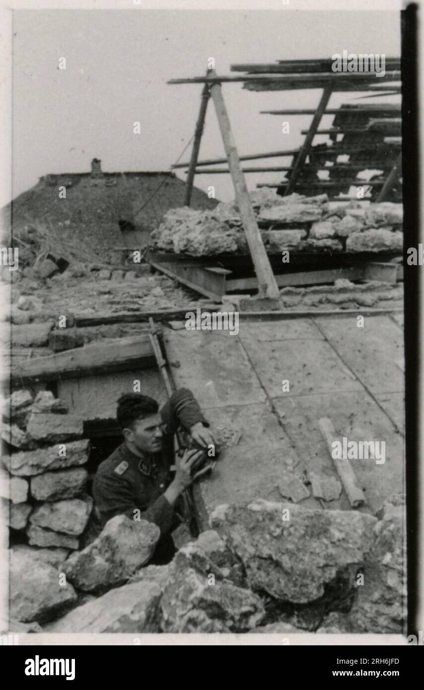 SS Photographer, Geyk (Russia) Winter scenes - digging vehicles out of ...