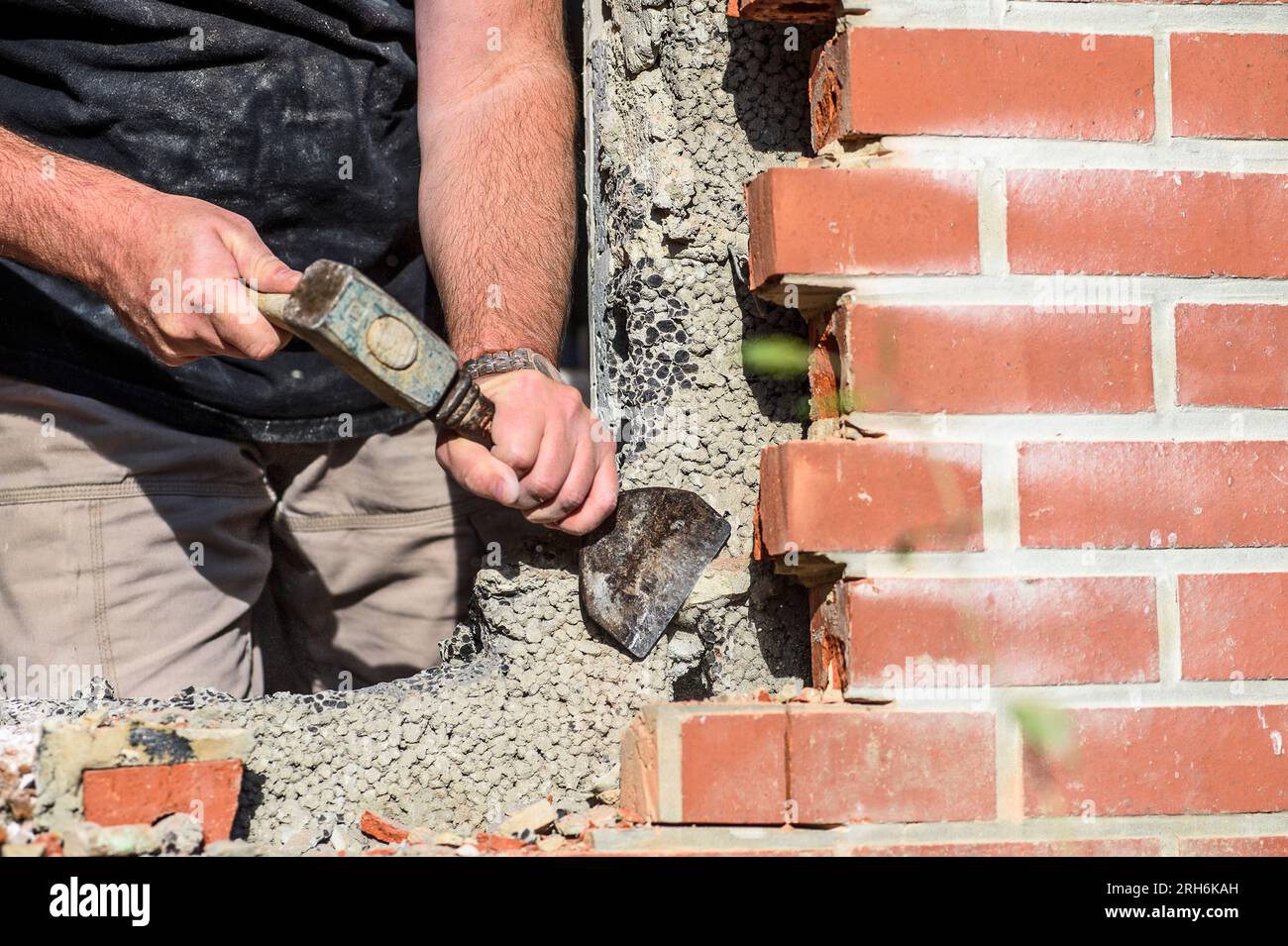 Mason at work to replace a window | Maçon au travail pour remplacer une ...
