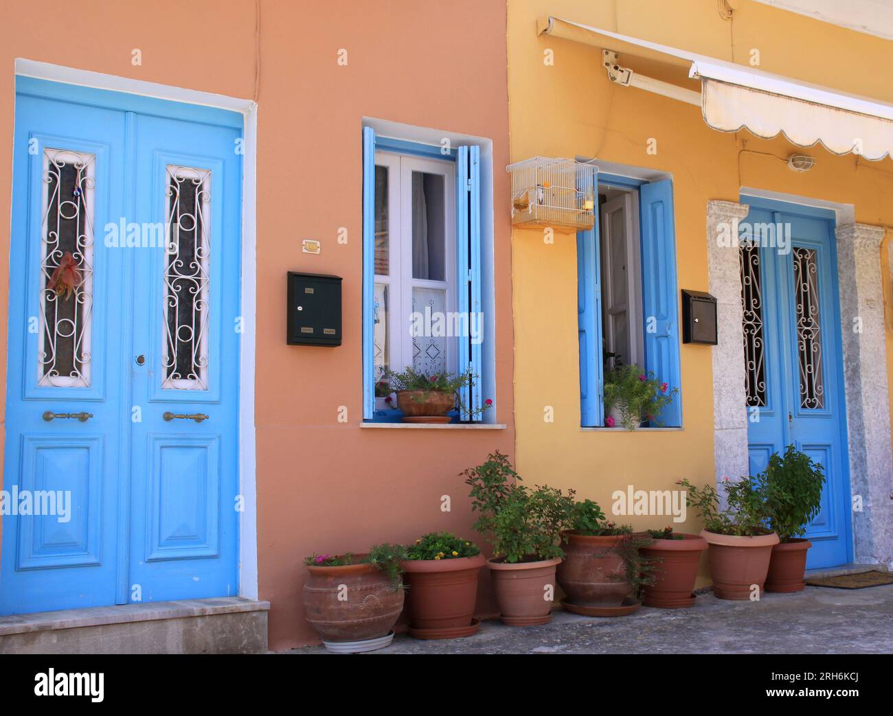Greek homes hi-res stock photography and images - Alamy