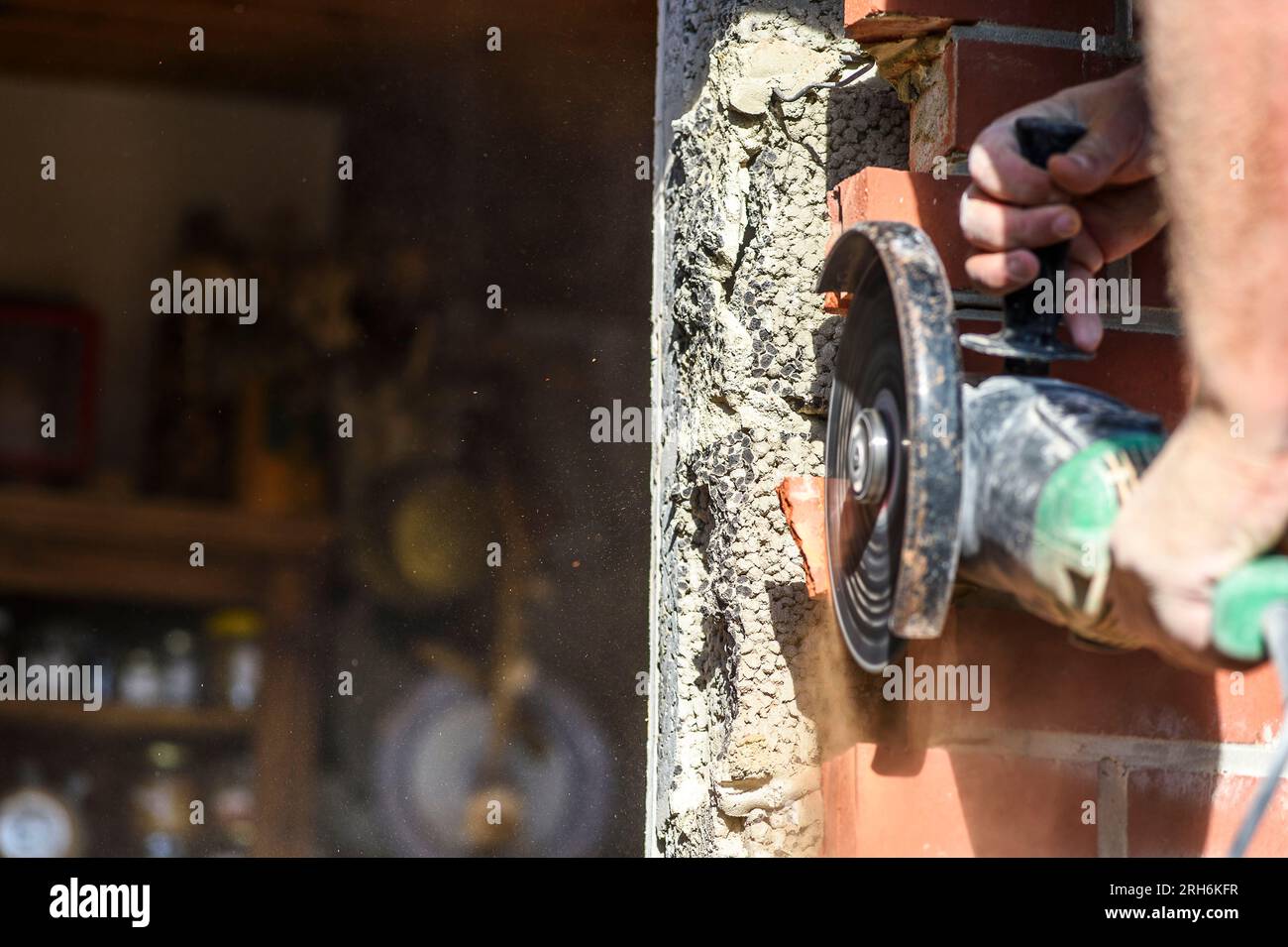 Mason at work to replace a window | Maçon au travail pour remplacer une ...