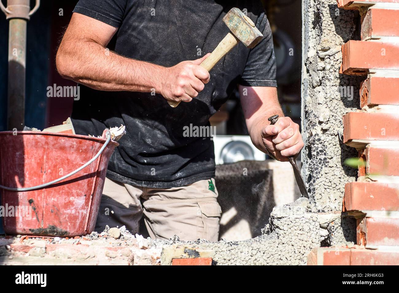 Mason at work to replace a window | Maçon au travail pour remplacer une ...