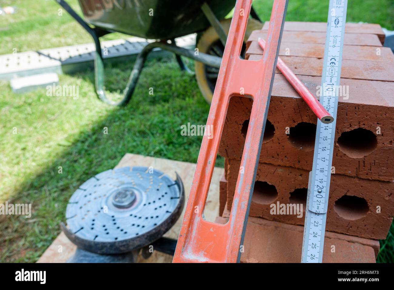 Mason's tools | Divers outils du maçon Stock Photo - Alamy