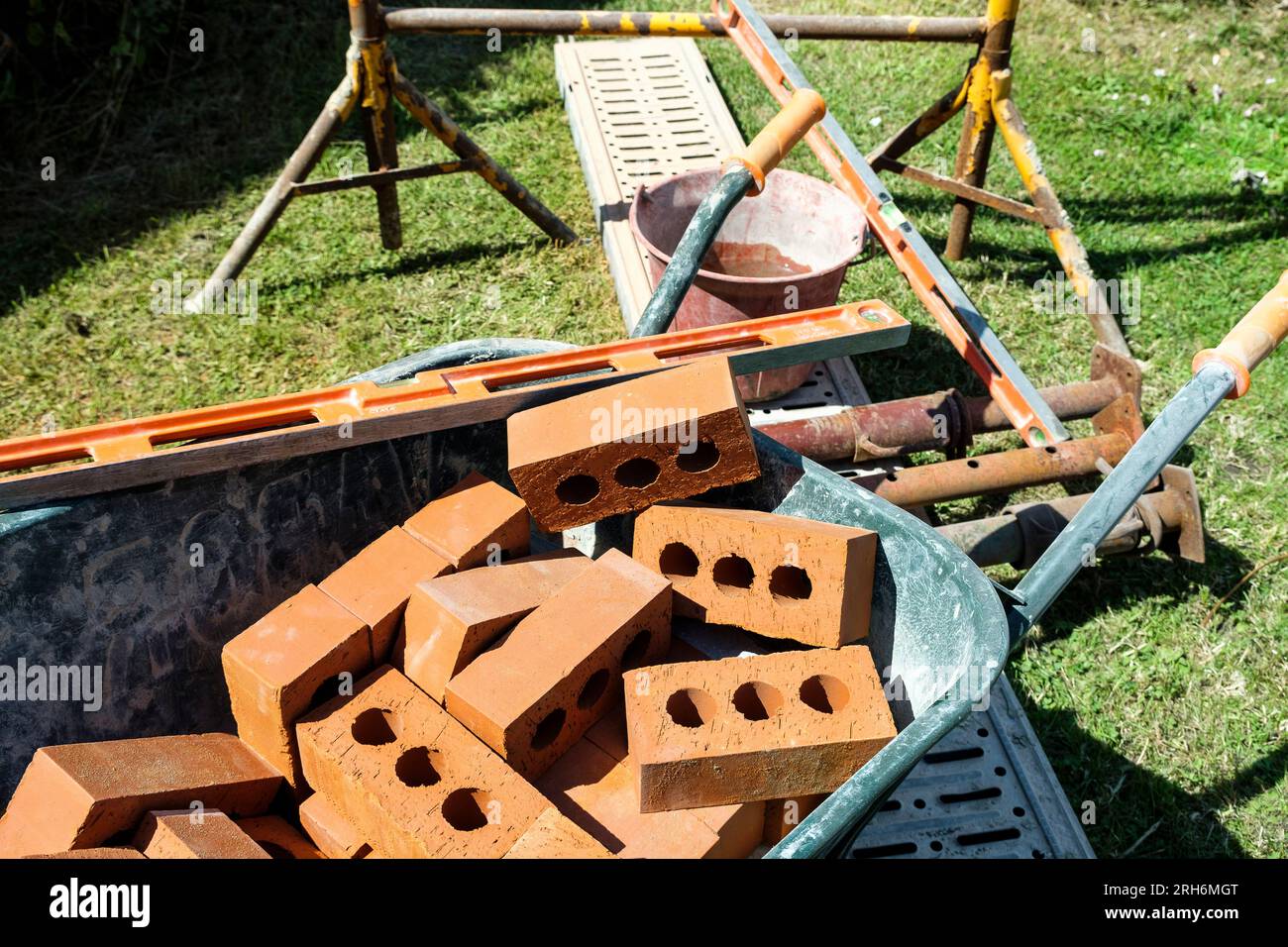 Mason's tools | Divers outils du maçon Stock Photo - Alamy