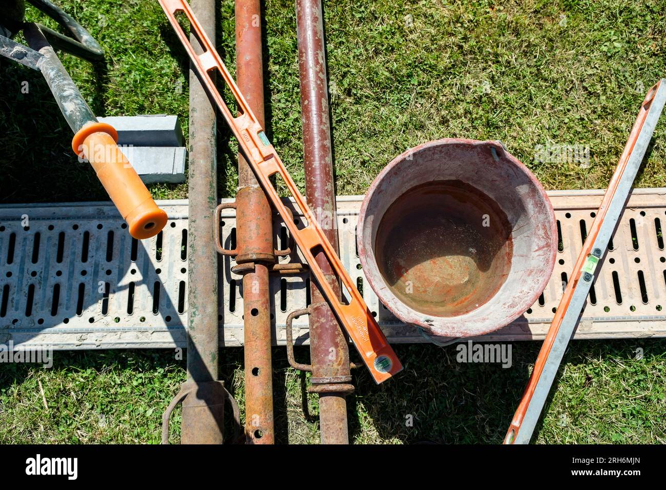 Mason's tools | Divers outils du maçon Stock Photo - Alamy