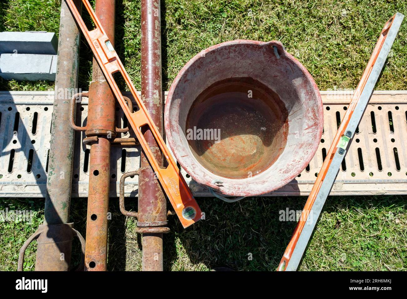 Mason's tools | Divers outils du maçon Stock Photo - Alamy