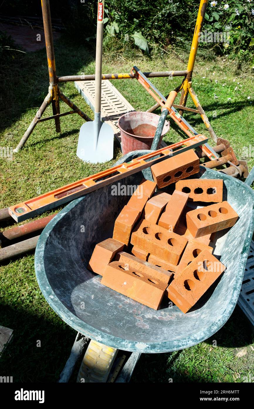 Mason's tools | Divers outils du maçon Stock Photo - Alamy