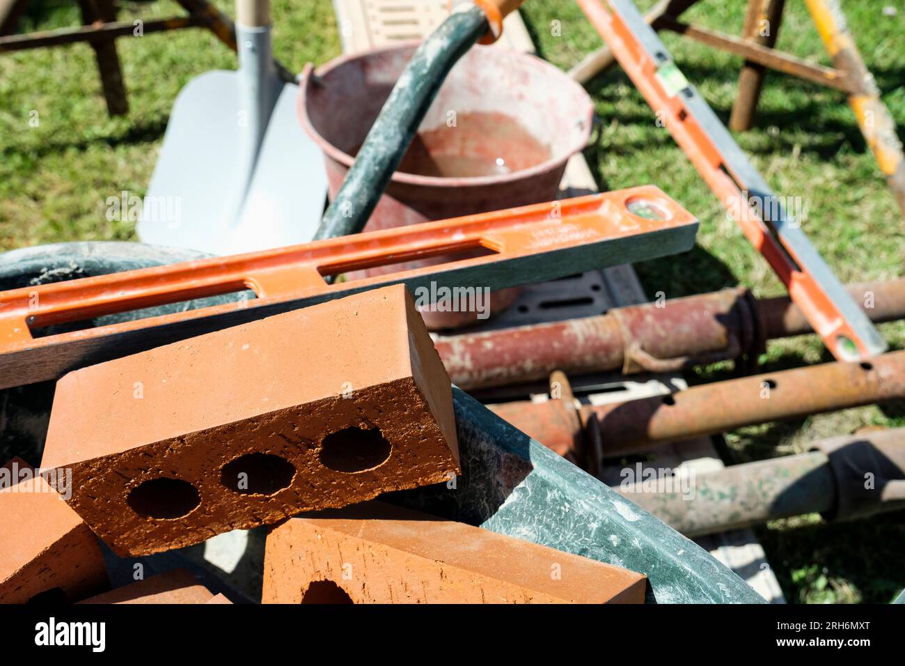 Mason's tools | Divers outils du maçon Stock Photo - Alamy