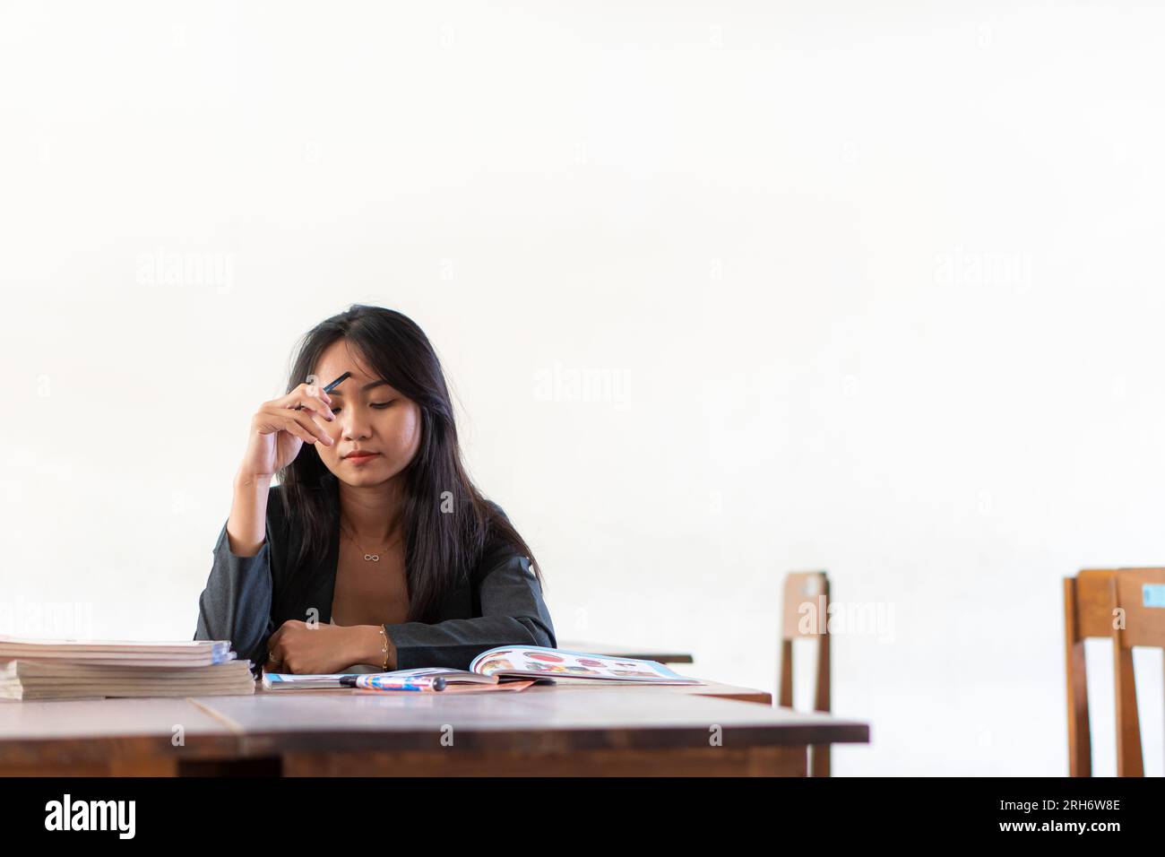 Asian librarian reading to students hi-res stock photography and images - Alamy