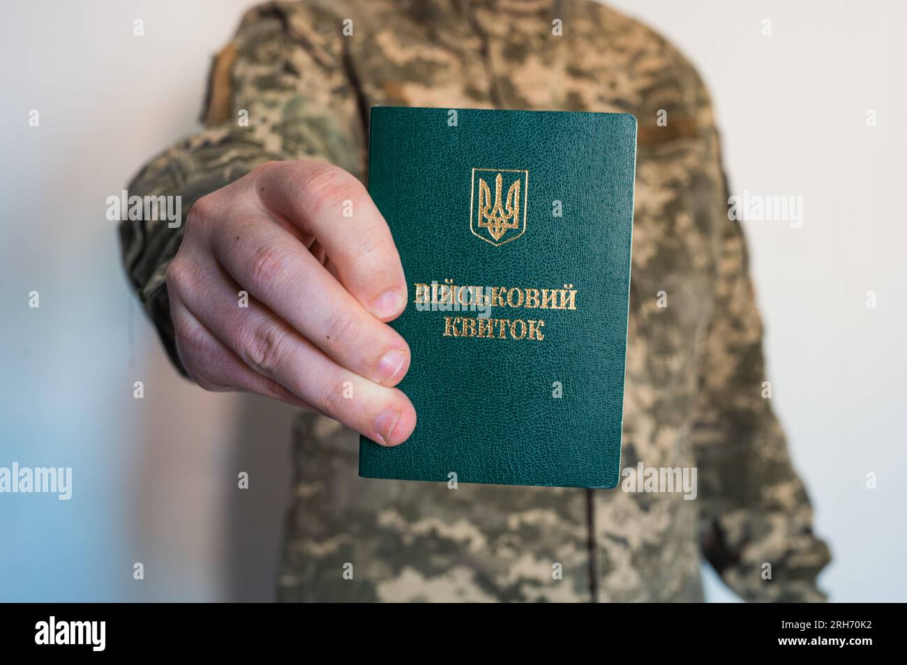 Soldier in camouflage hi-res stock photography and images - Alamy
