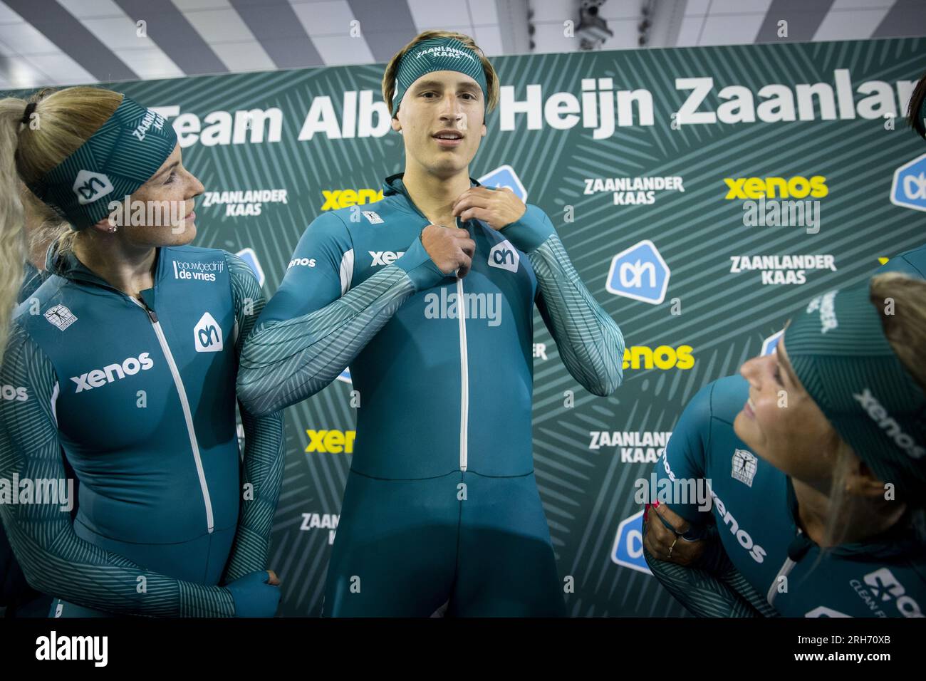 HERENVEEN - Triple world champion Jordan Stolz in the middle of Marijke Groenewoud and Irene ...