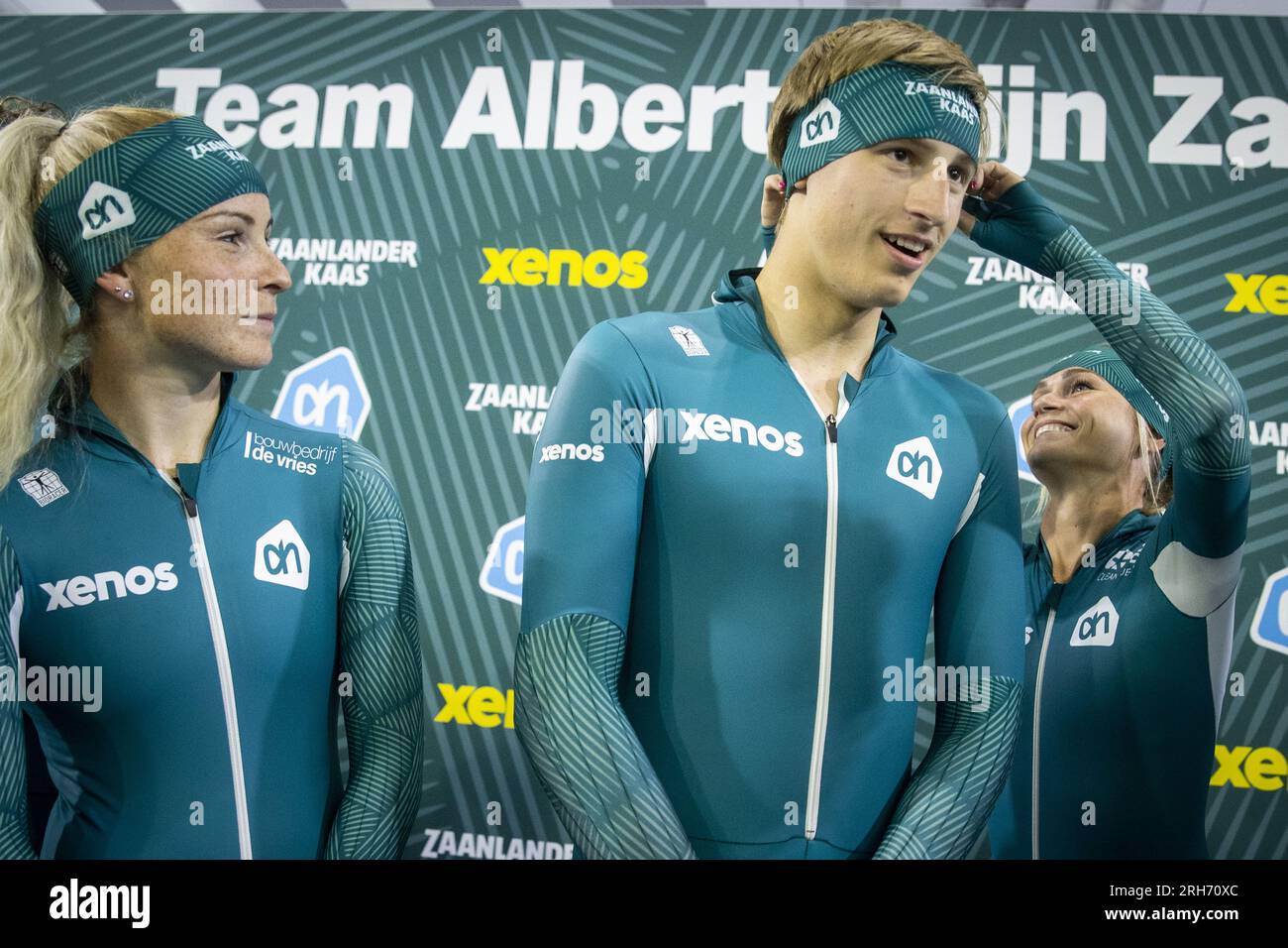 HERENVEEN - Triple world champion Jordan Stolz in the middle of Marijke ...