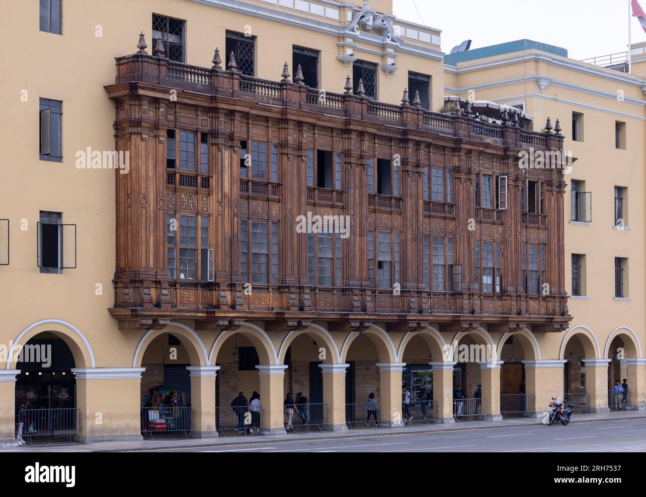 Edificio Guardia Real, Royal Guard building, Plaza de Armas, Lima, Peru Stock Photo - Alamy