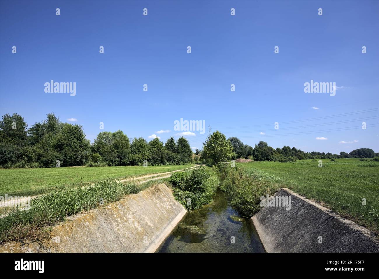 Trench water between fields hi-res stock photography and images - Alamy