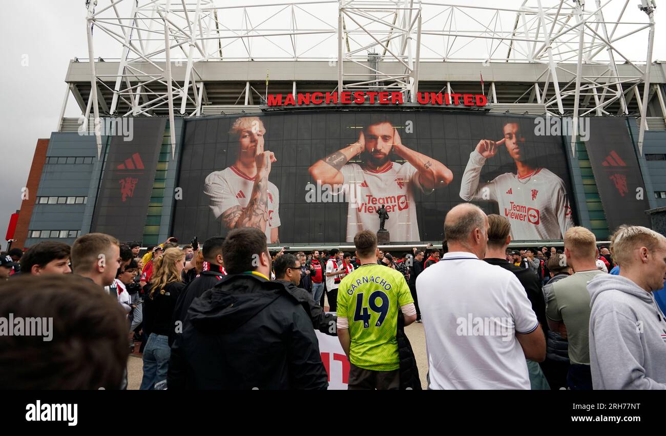 Old trafford fans hi-res stock photography and images - Alamy