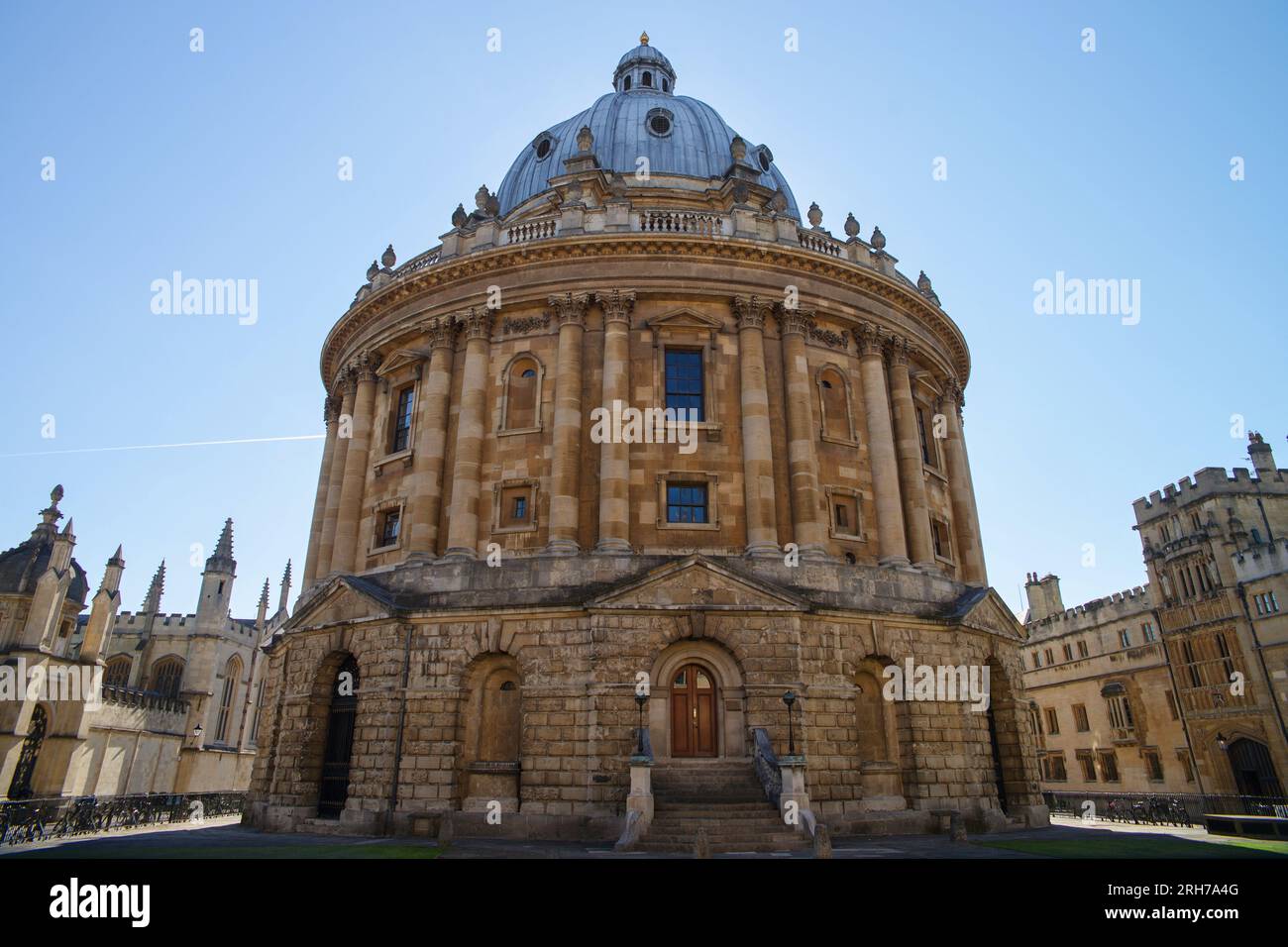 Historical building Radcliffe Camera in Oxford, England. Blue sky at ...