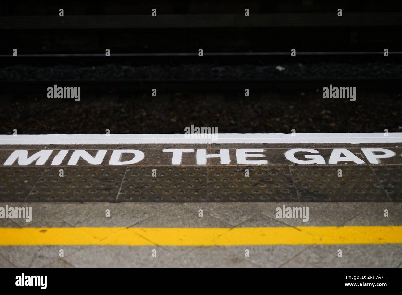 Mind the gap floor hi-res stock photography and images - Alamy