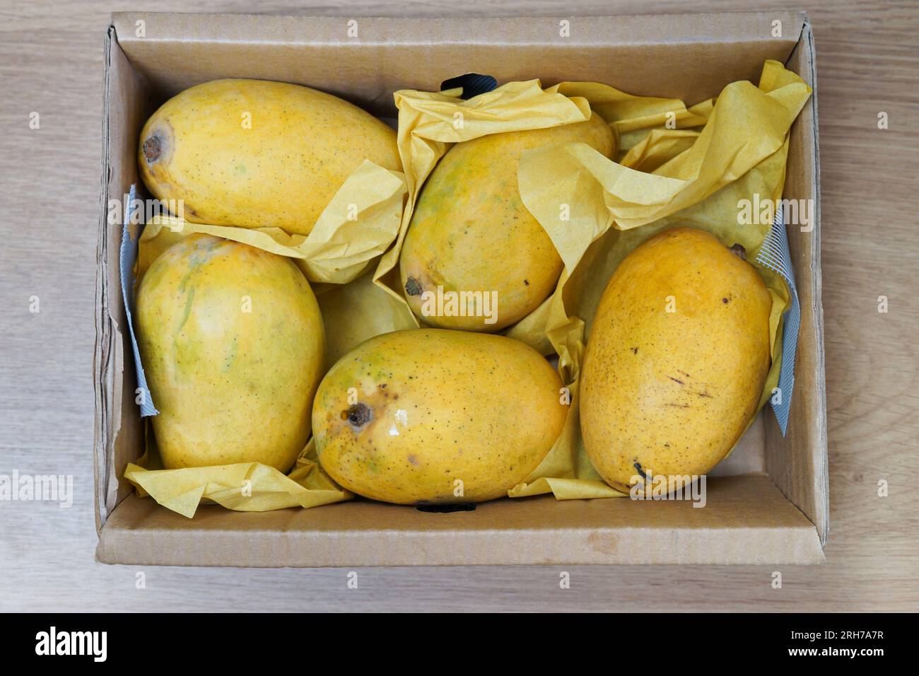 Five yellow ripe mangoes Stock Photo - Alamy