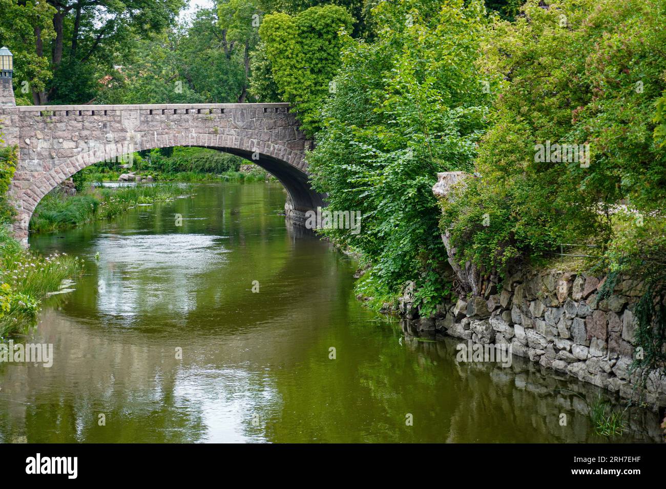 A old stone bridge over the river Stock Photo - Alamy