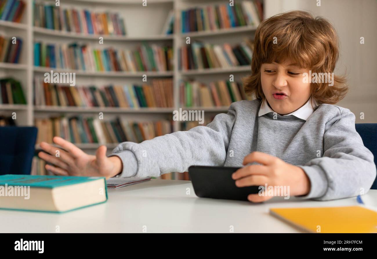 Children watching screen classroom hi-res stock photography and images ...