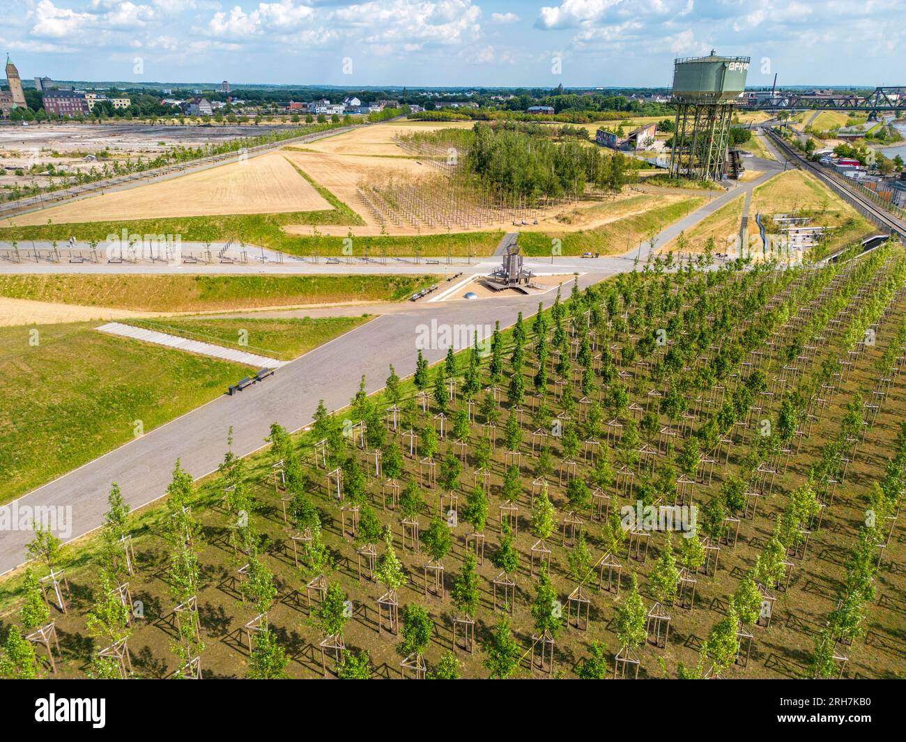 The Rheinpark in Duisburg-Hochfeld, on the Rhine, for over 150 years ...