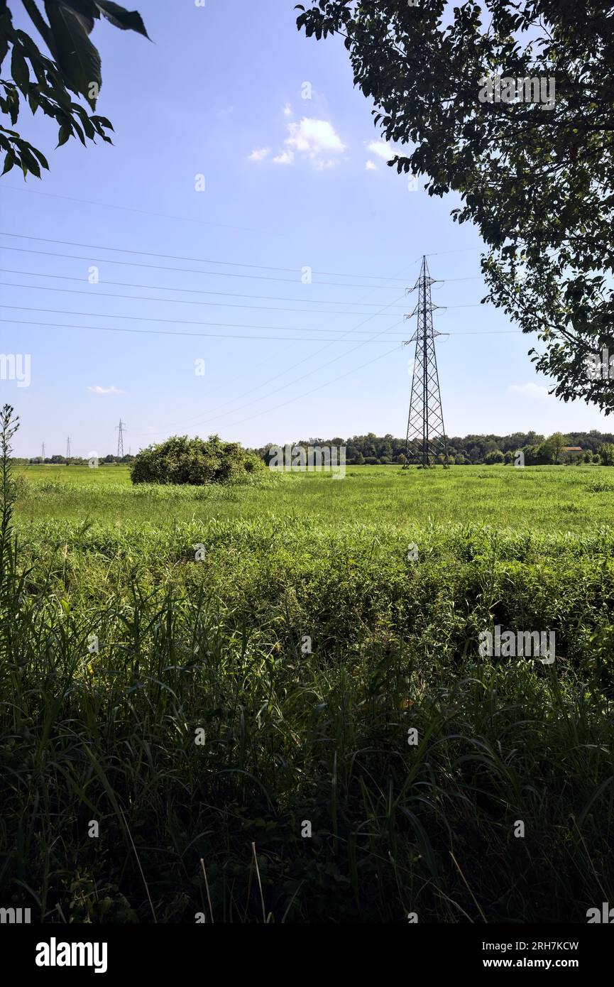 Over head pylon hi-res stock photography and images - Alamy