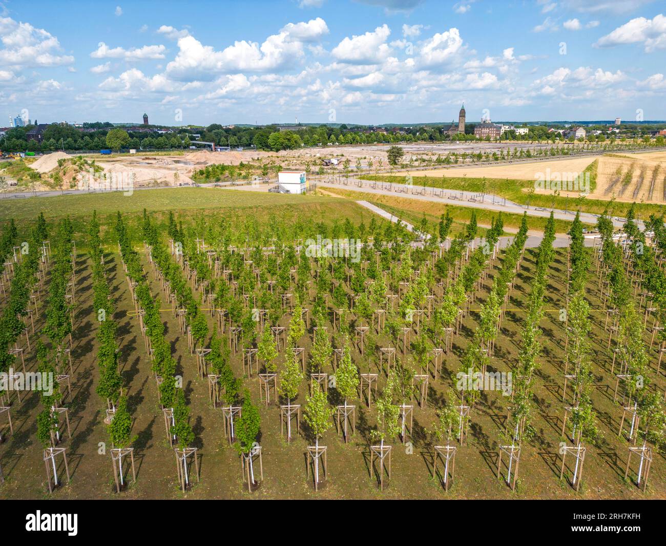 The Rheinpark in Duisburg-Hochfeld, on the Rhine, for over 150 years ...