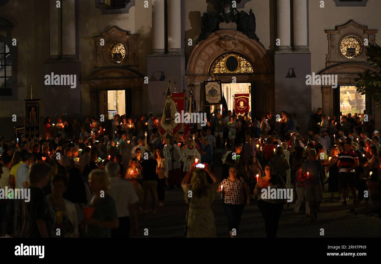 14 August 2023, Bavaria, Altötting: Numerous faithful with candles ...