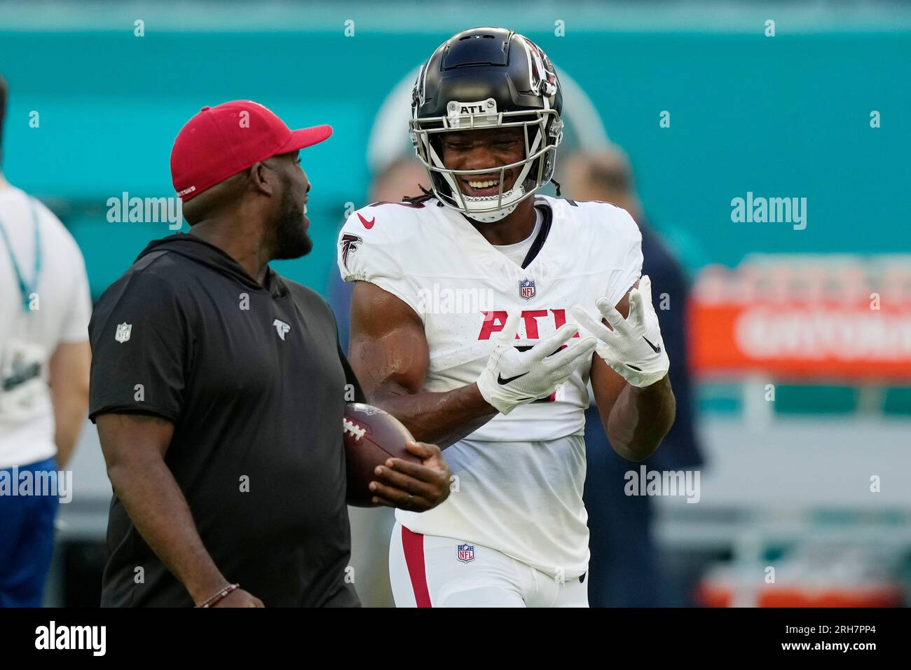 Atlanta Falcons running back Bijan Robinson (7) warms up before an NFL ...