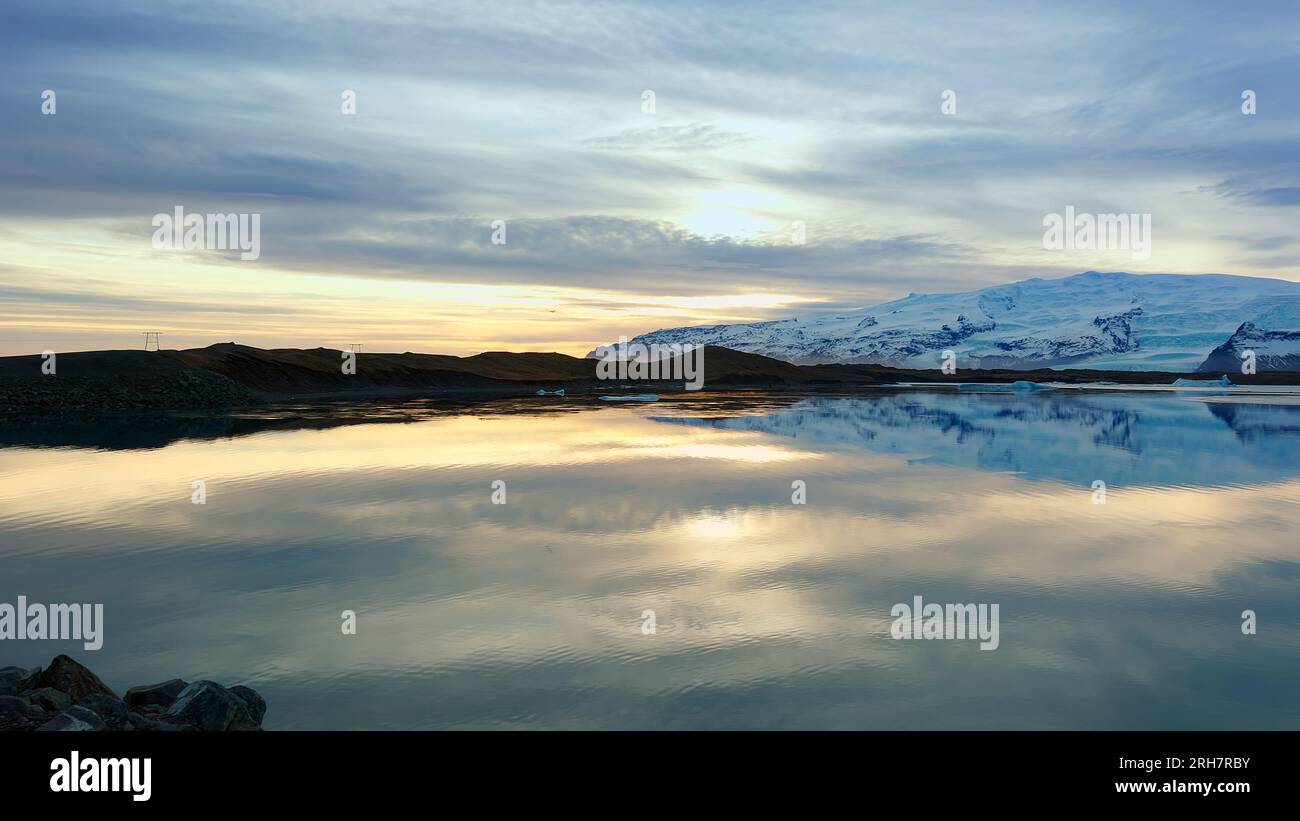 Lake and snowy mountains in iceland with beautiful landscape, freezing ...