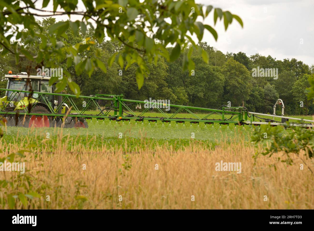 Farmer spraying fertilizer insecticide hi-res stock photography and images - Alamy