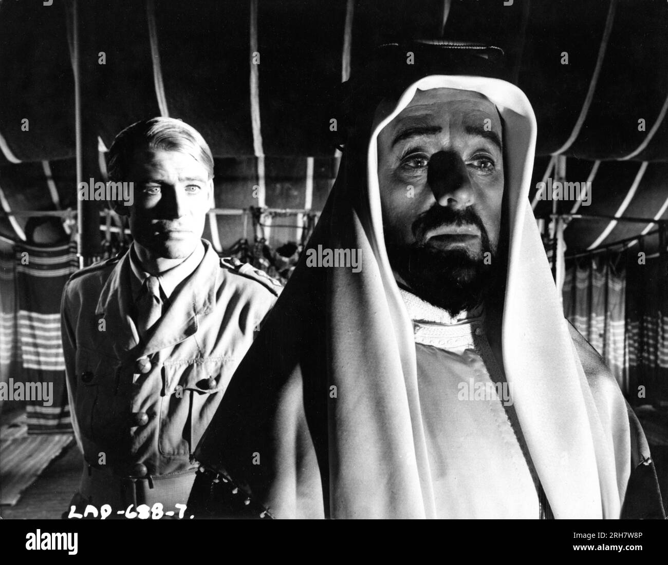 PETER O'TOOLE as T.E. Lawrence and ALEC GUINNESS as Prince Faisal in ...