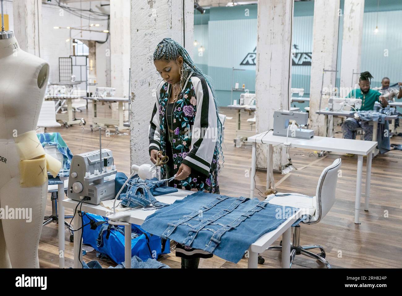 PROJECT RUNWAY, contestant Kara Saun, Uncut Hems', (Season 20, ep. 2008 ...