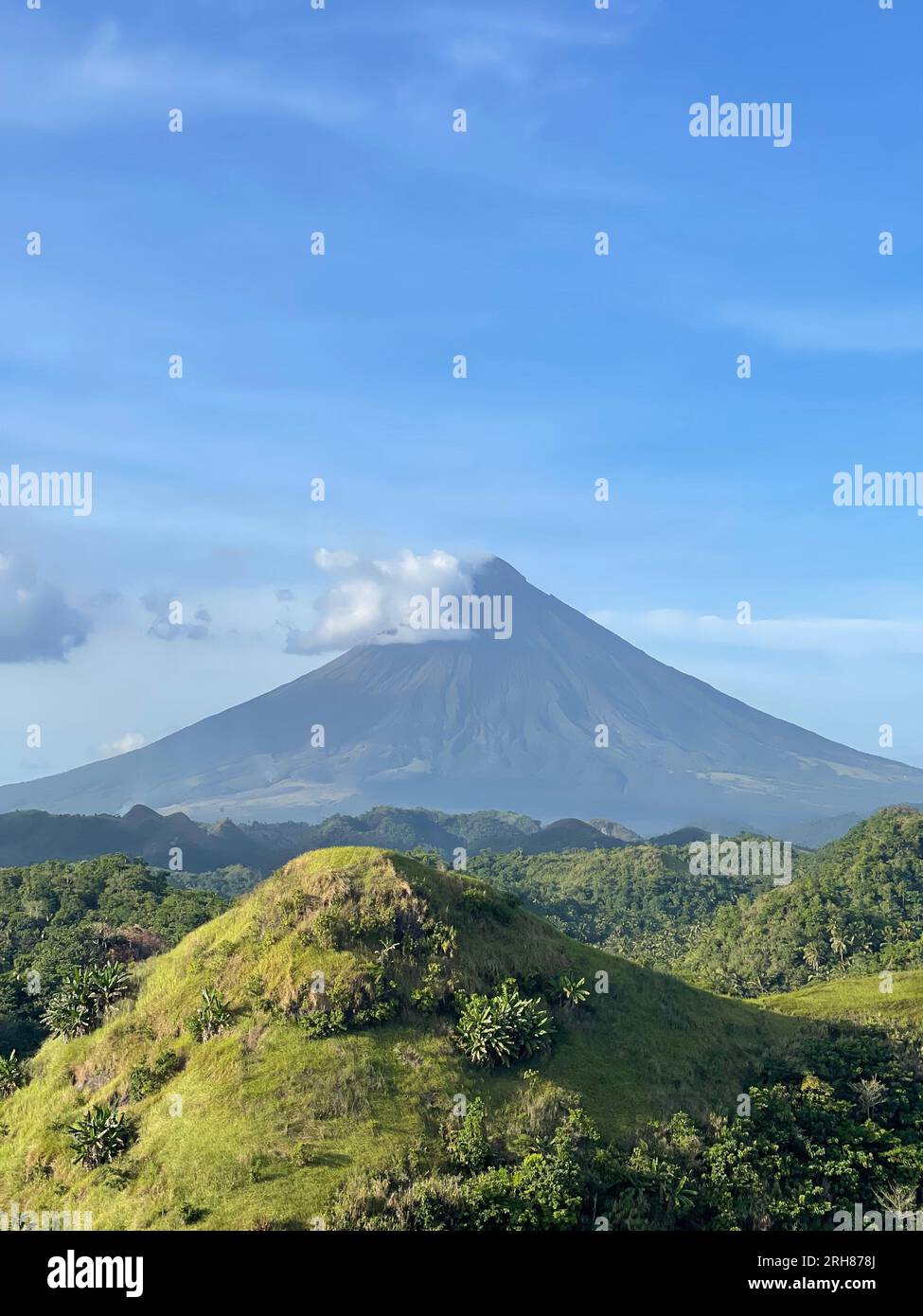 Mayon volcano eruption hi-res stock photography and images - Alamy