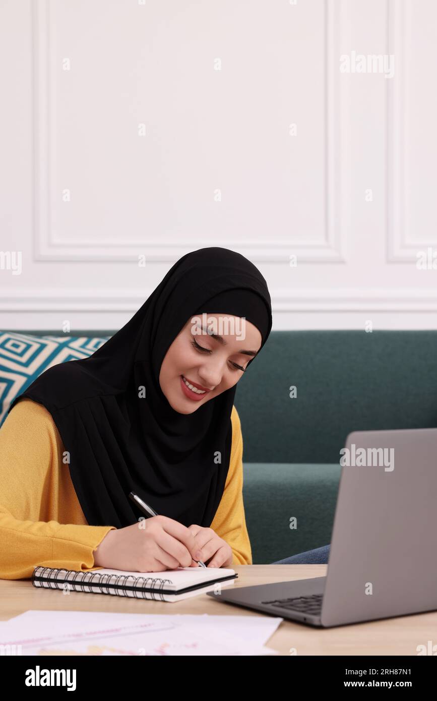 Woman in hijab writing hi-res stock photography and images - Alamy