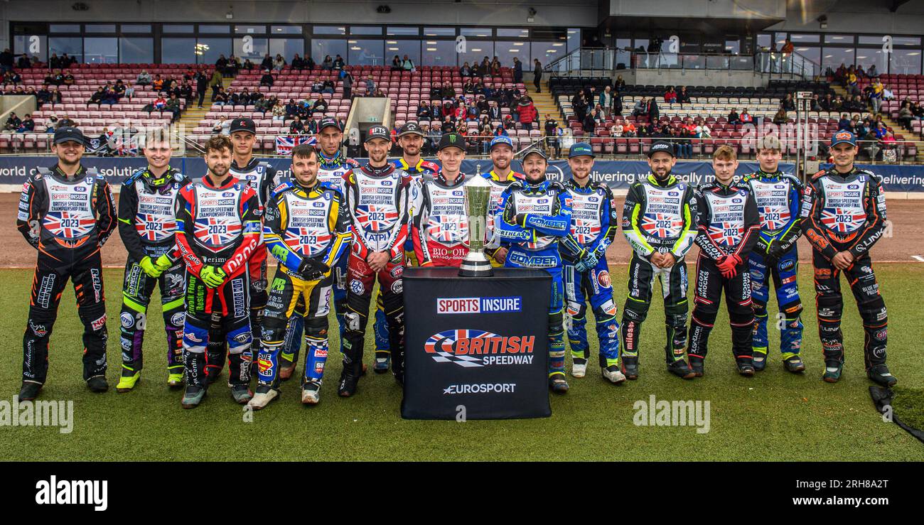 Riders line up hi-res stock photography and images - Alamy
