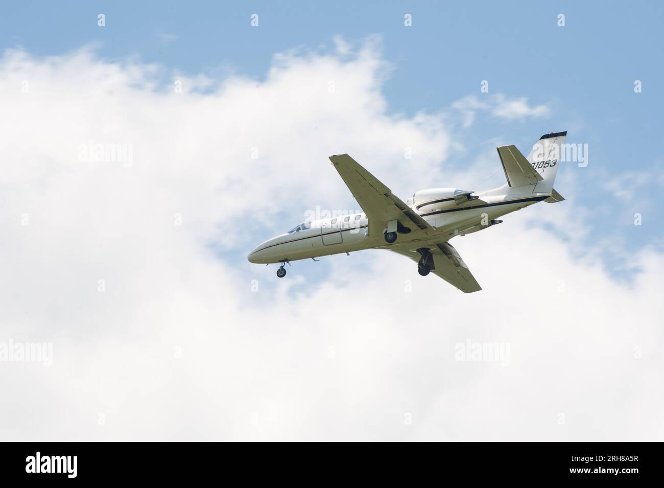 Aircraft landing at Lexington Bluegrass Airport Stock Photo - Alamy