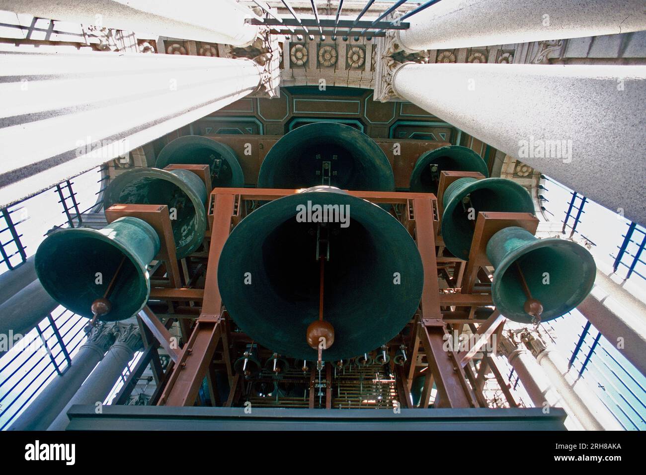 White tower with pillars hi-res stock photography and images - Alamy