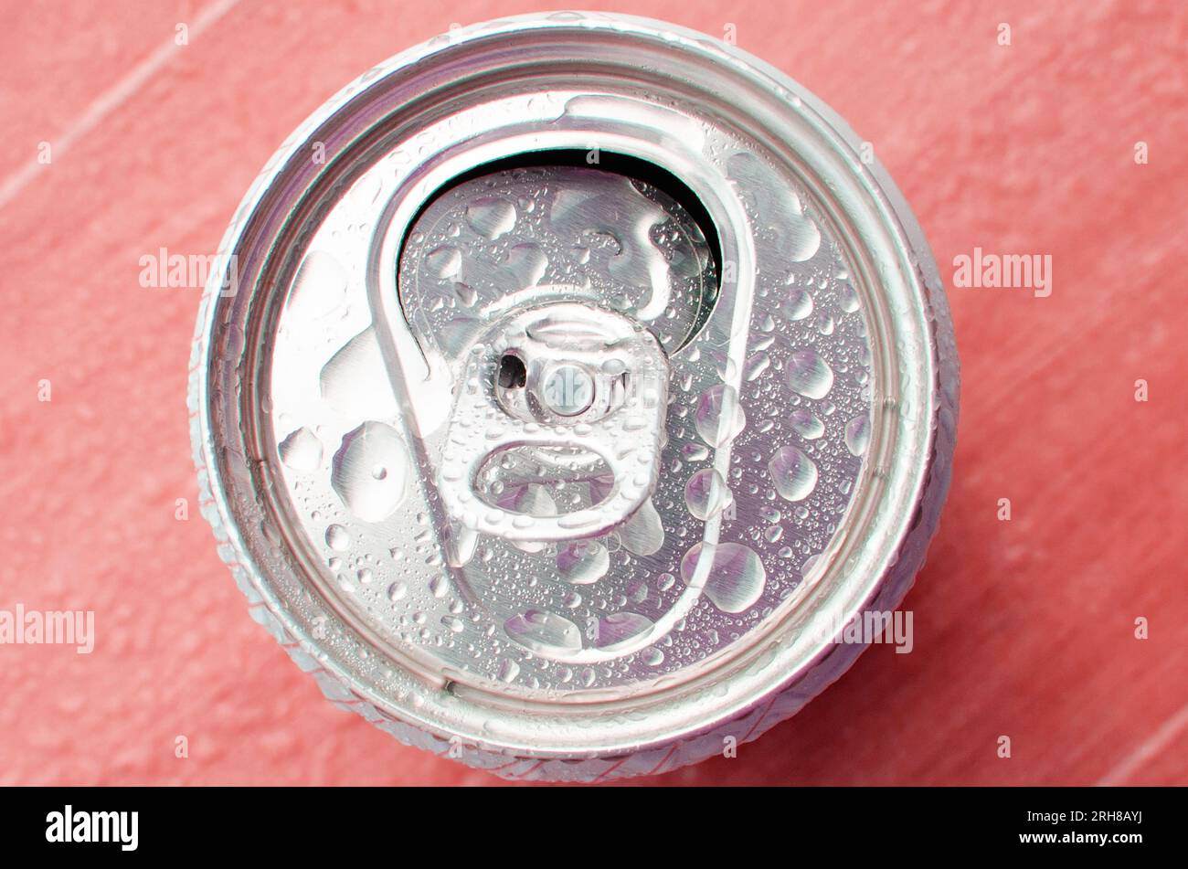 Unmarked soda can, top view.000- Metallic silhouette highlighting the ...