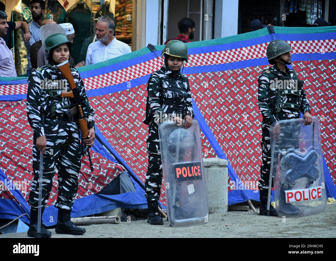 Indian women paramilitary soldiers hi-res stock photography and images ...