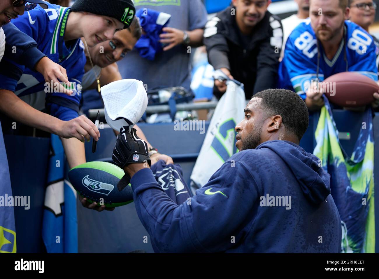 Seattle Seahawks linebacker Bobby Wagner (54) signs autographs before ...