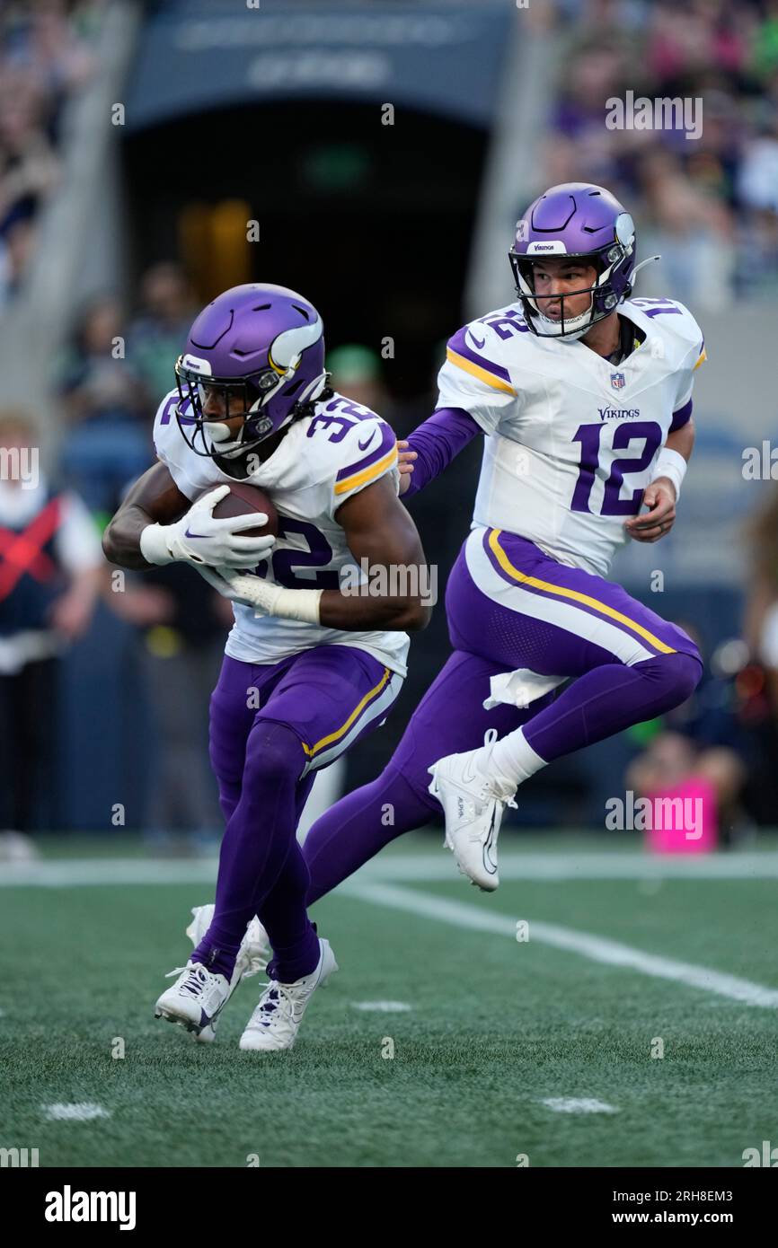 Minnesota Vikings running back Ty Chandler (32) runs with the ball ...