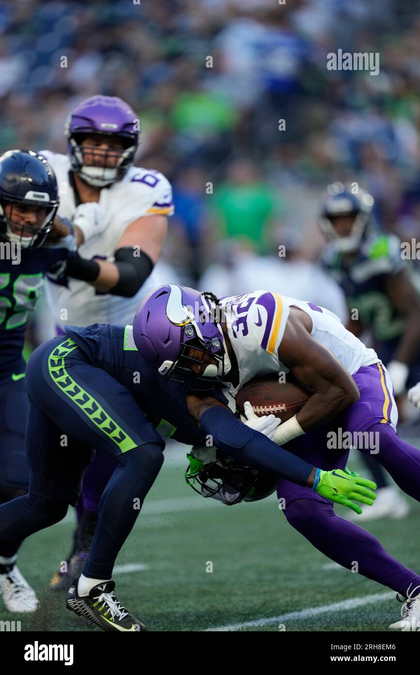 Minnesota Vikings running back Ty Chandler (32) runs with the ball ...